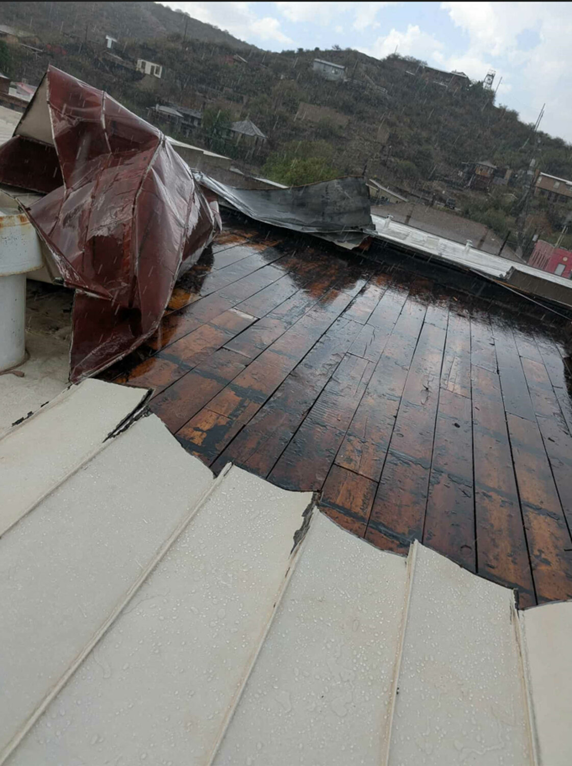 Storm rips through Miami: Roofs torn, streets flooded - Globe-Miami Times