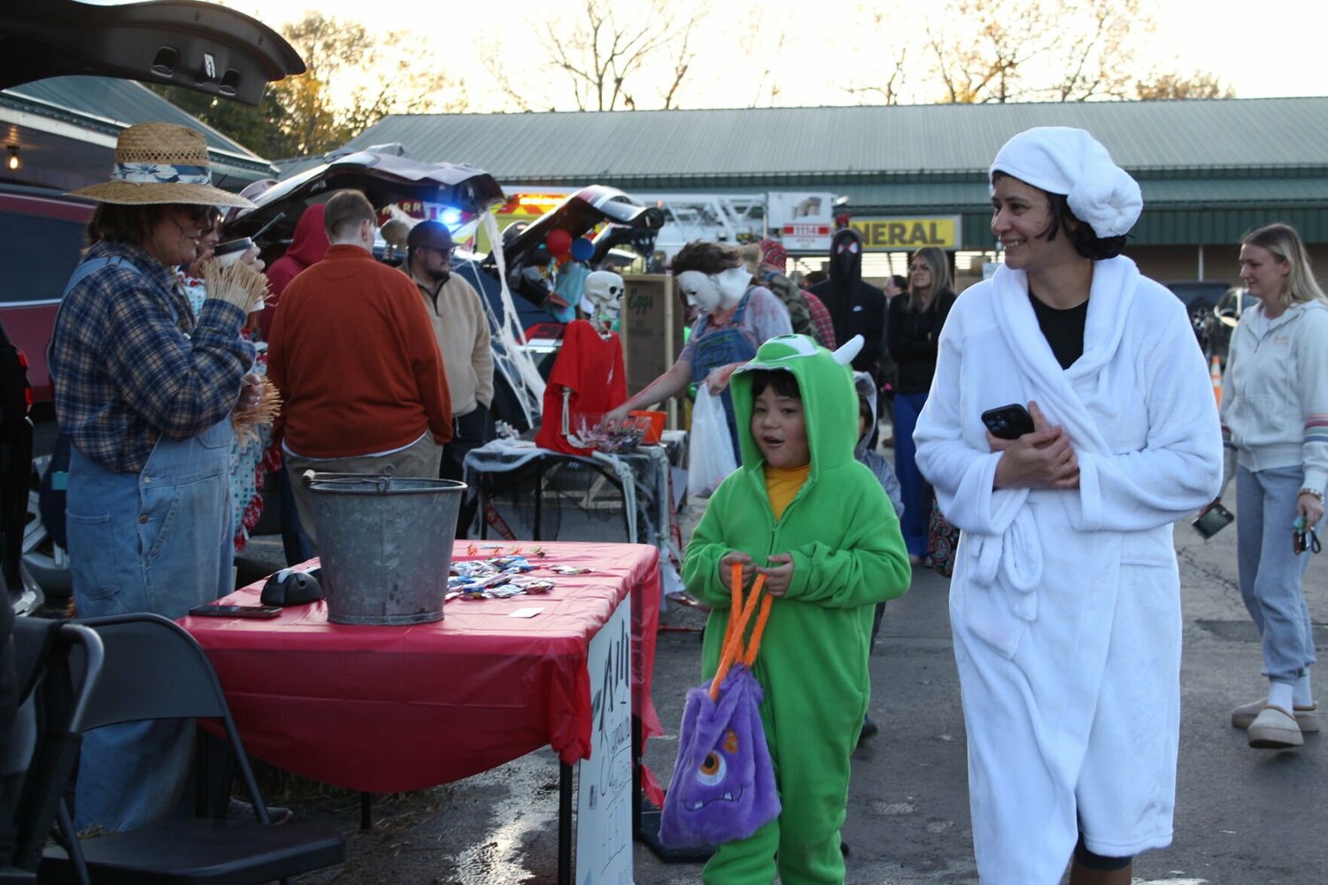 Mary Jane’s Cafe trunk or treat brings community together | Star-Journal