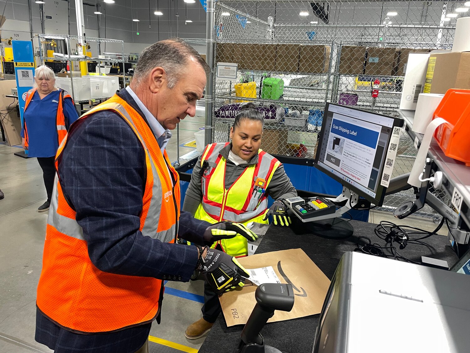 Kehoe tours Sedalia’s Amazon delivery station | Star-Journal